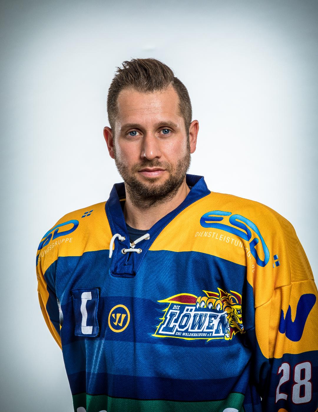 DANIEL HÄMMERLE ENTSCHEIDET 9-TORE-SPIEL GEGEN ERDING – EHC Waldkraiburg