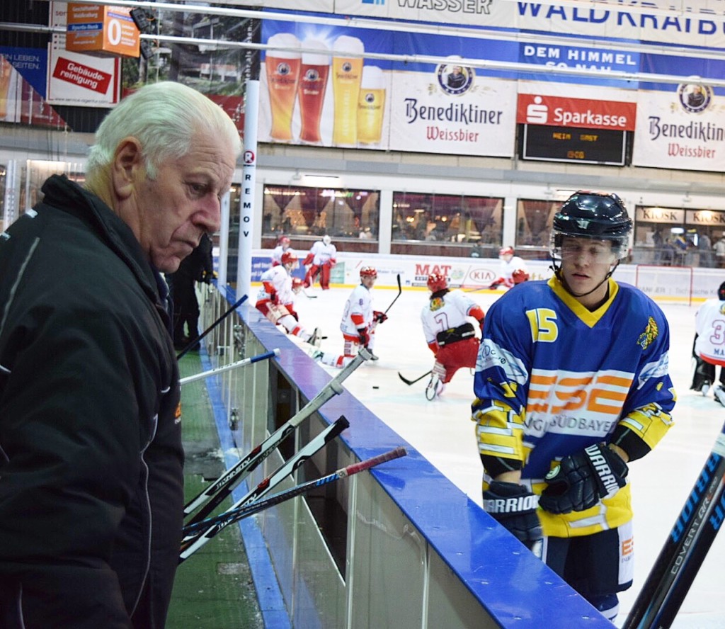 BETREUER-LEGENDEN WILLI SCHUSTER & RUDI SINGER GEEHRT – EHC Waldkraiburg